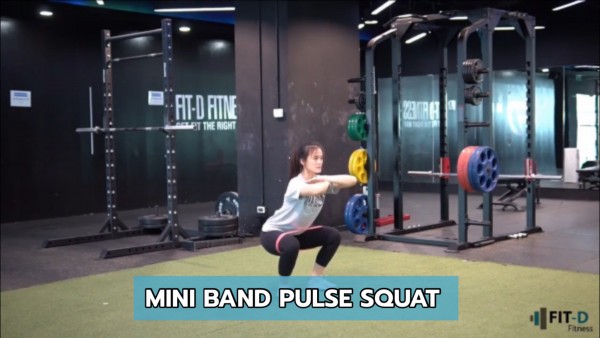 ท่าออกกำลังกาย Mini Band Pulse Squat | วิธีทำท่าออกกำลังกาย Mini Band ...